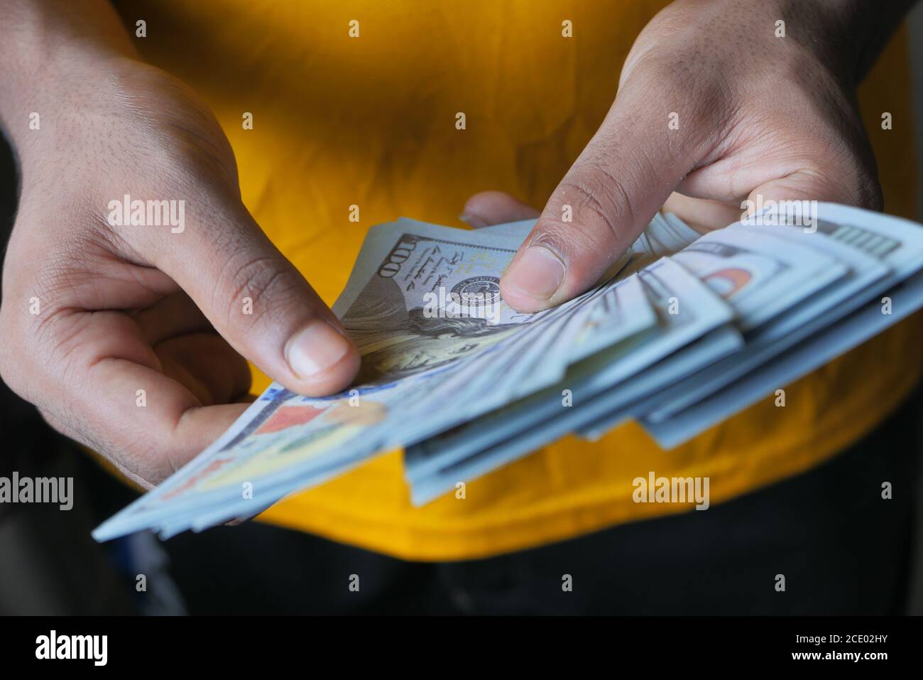 Hand man counting 100 hi-res stock photography and images - Alamy