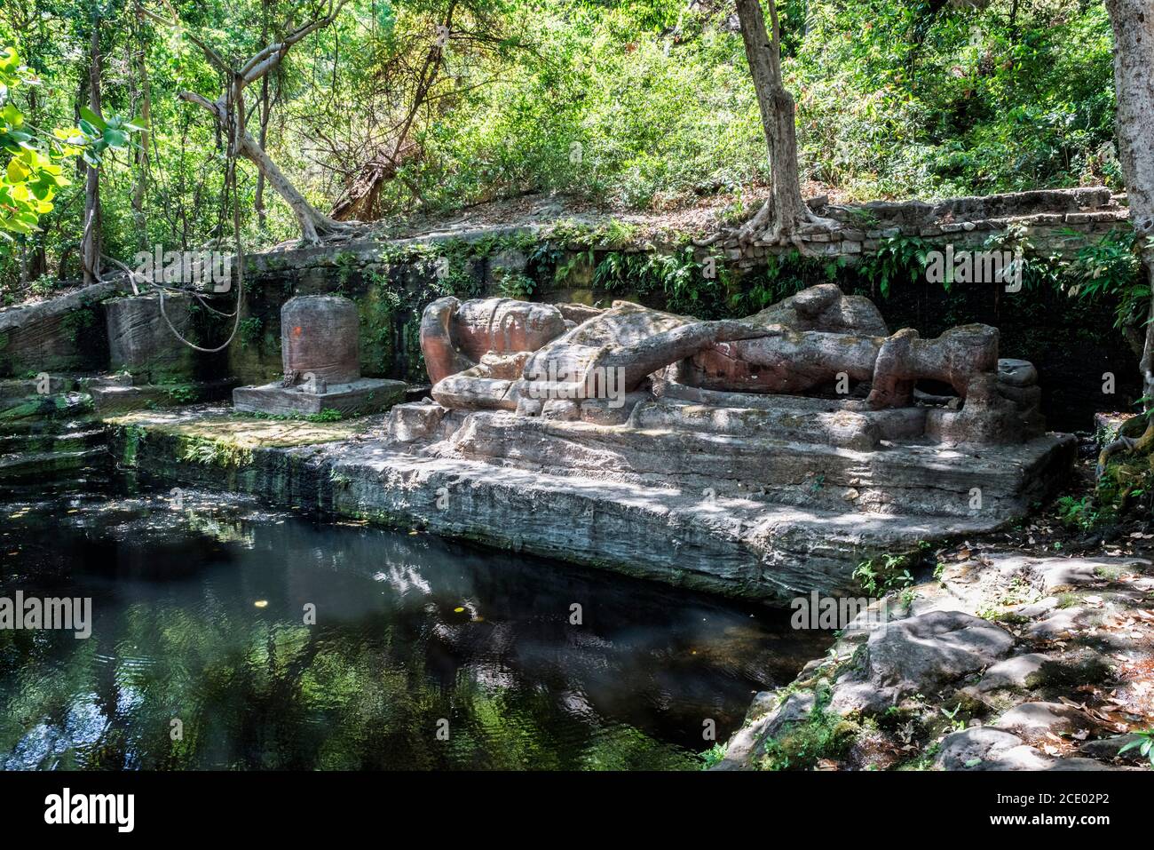 Reclining Lord Vishnu statue, the God of wealth and well-being, Shesh ...