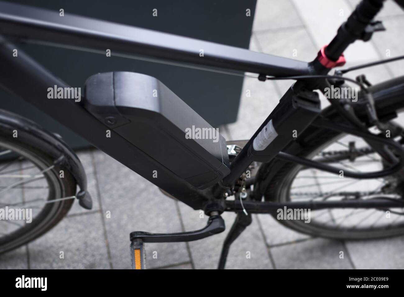 electric bike battery mounted on frame Stock Photo - Alamy