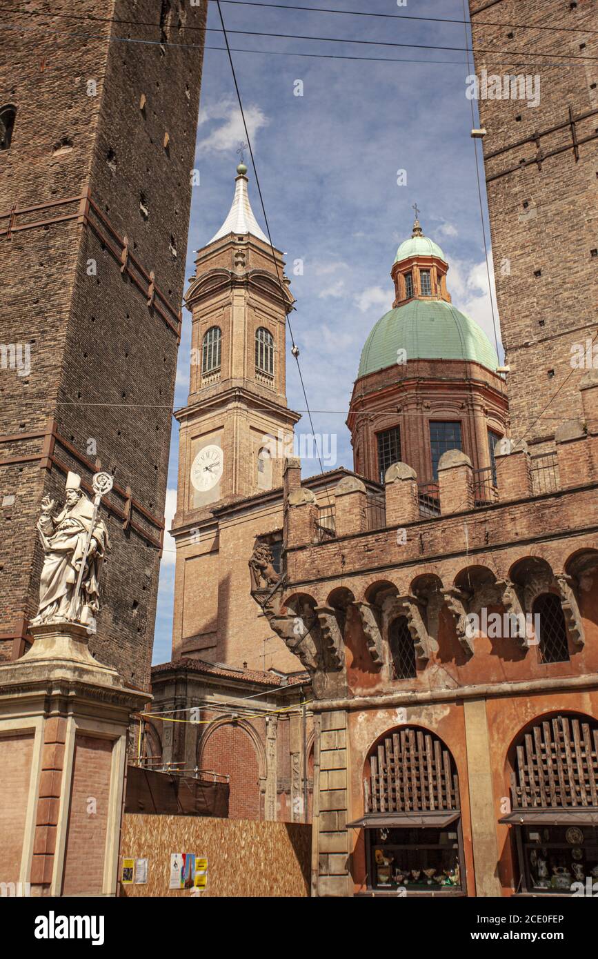 Asinelli tower in Bologna, Italy 4 Stock Photo - Alamy