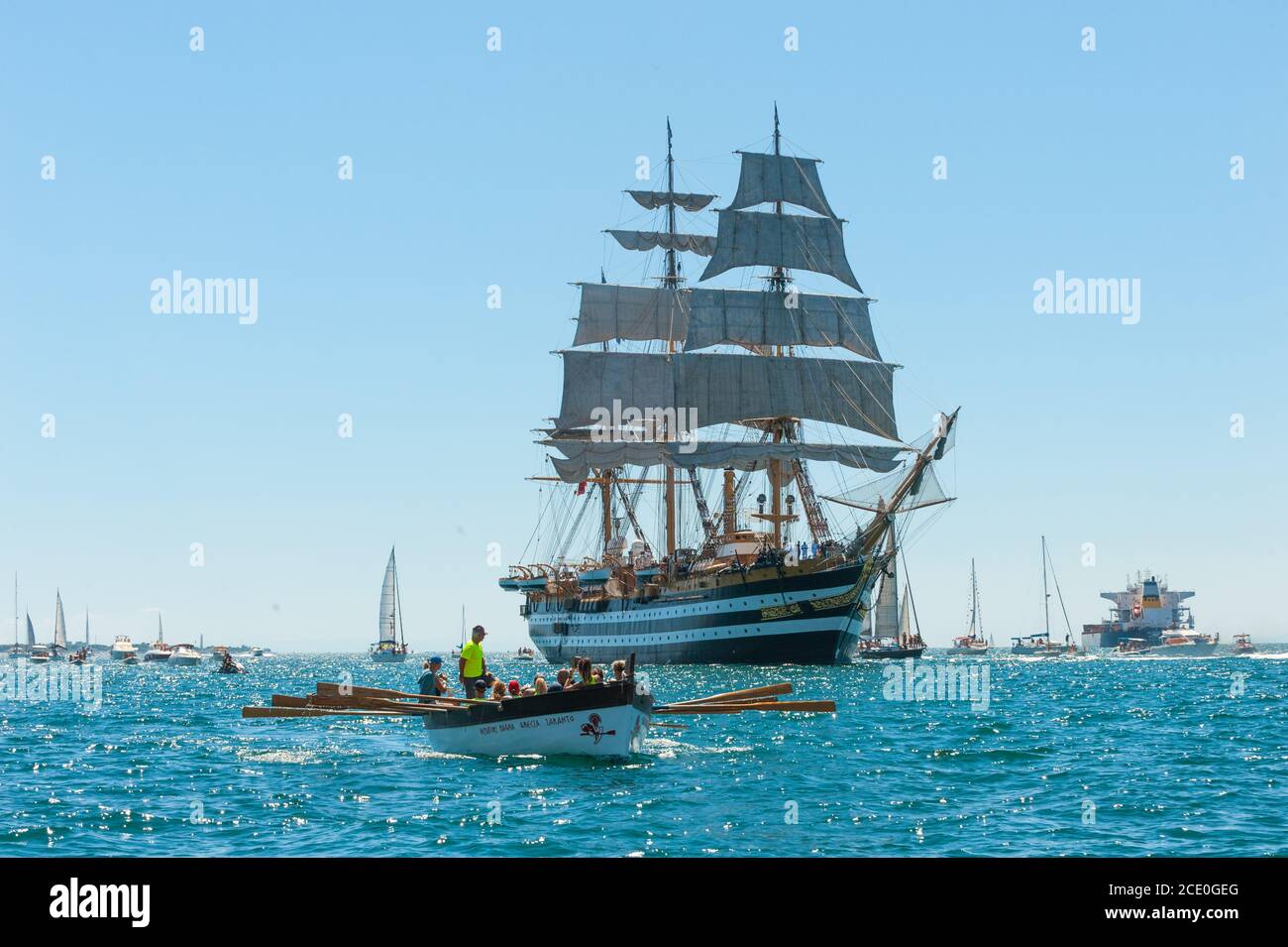 Oarsmen crew welcoming the training ship of the Italian Navy "AMERIGO ...