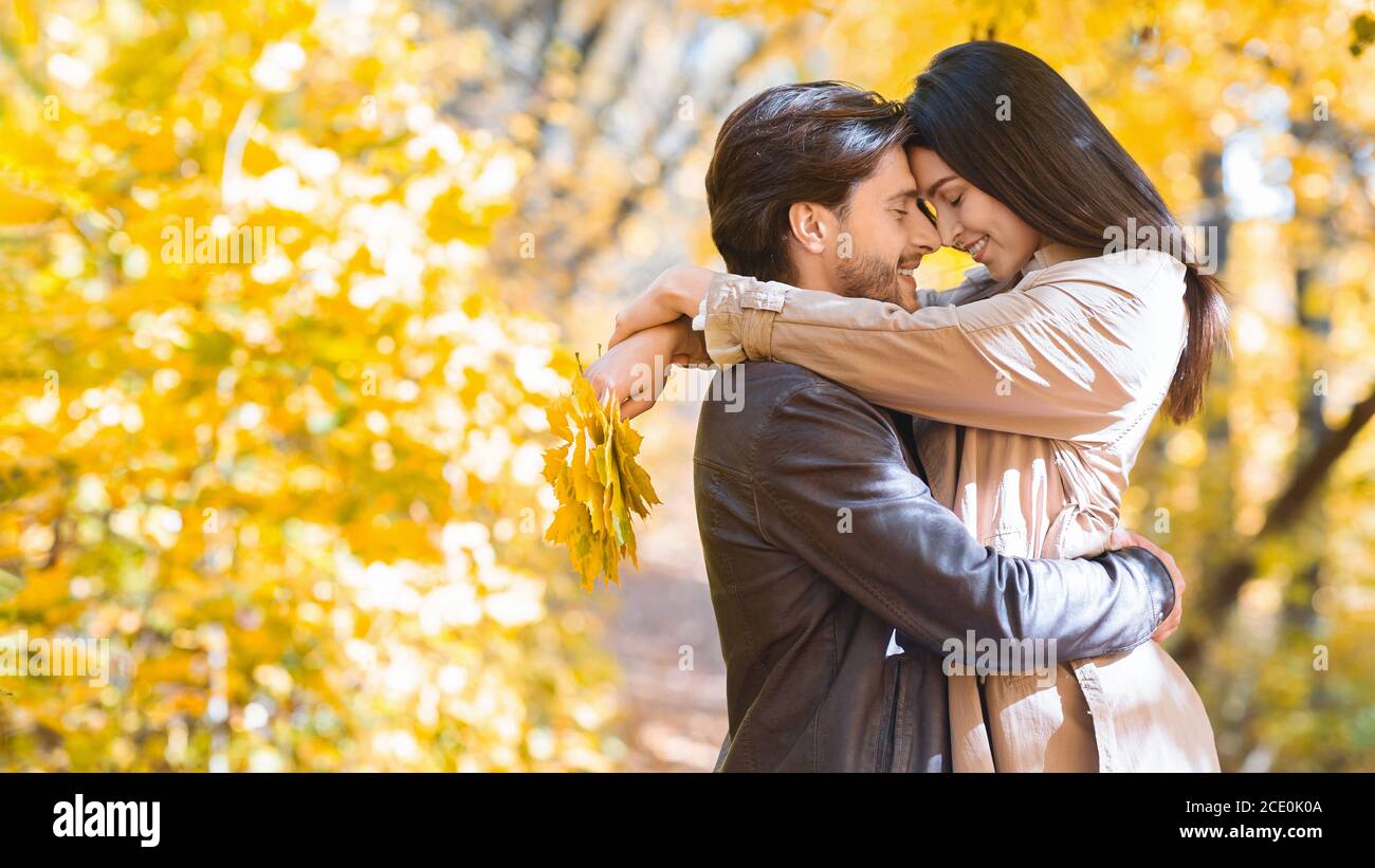 Date cuddling hi-res stock photography and images - Alamy