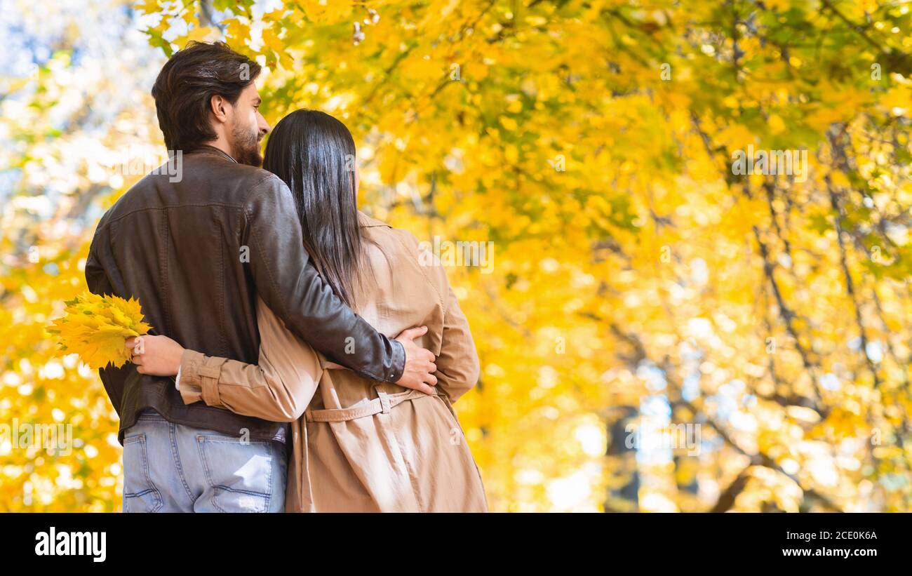 Beautiful couple cuddling walking hi-res stock photography and images ...