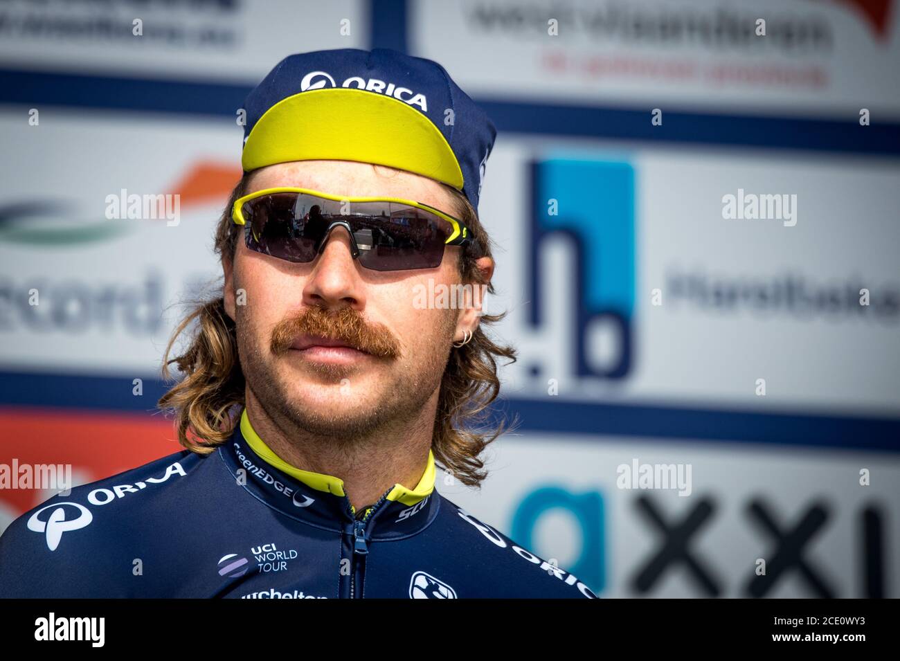 24/03/2017 E3 Harelbeke. Mitch Docker signs on Stock Photo - Alamy
