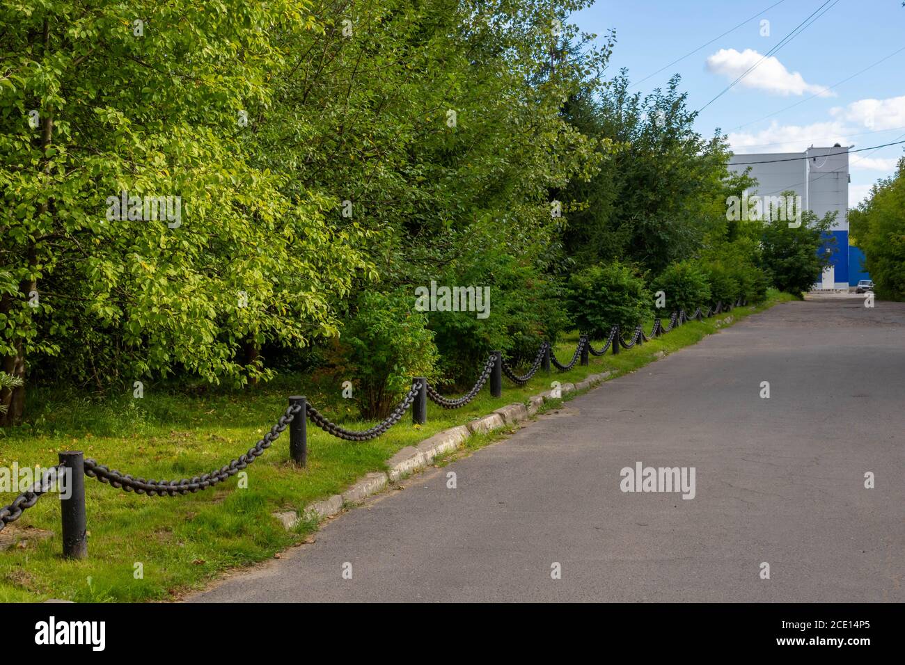 Forged iron chain.Fragment of a decorative street fence Stock Photo - Alamy