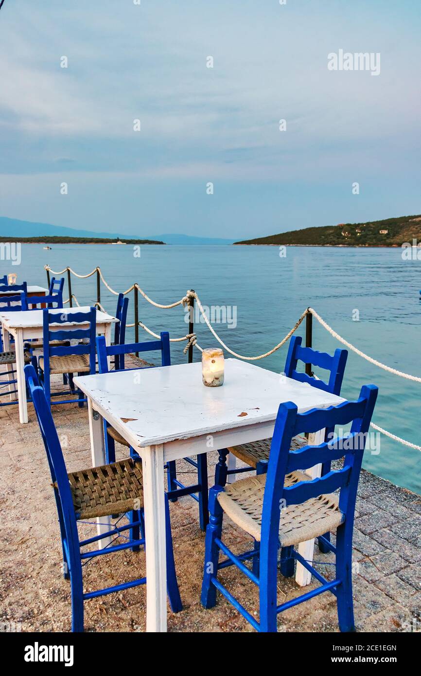 White wooden tables hi-res stock photography and images - Alamy