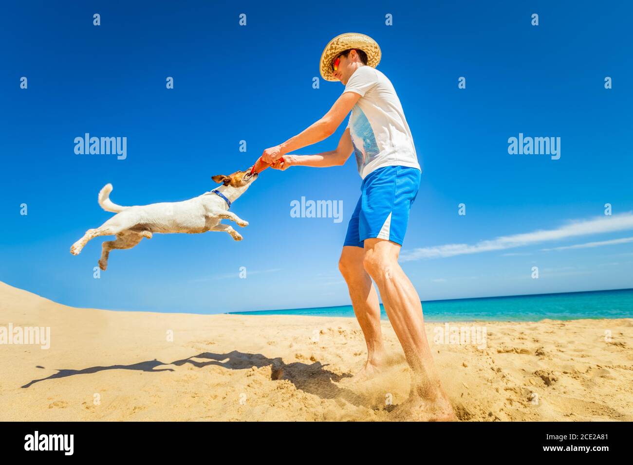 Frisbee exercise beach hi-res stock photography and images - Alamy
