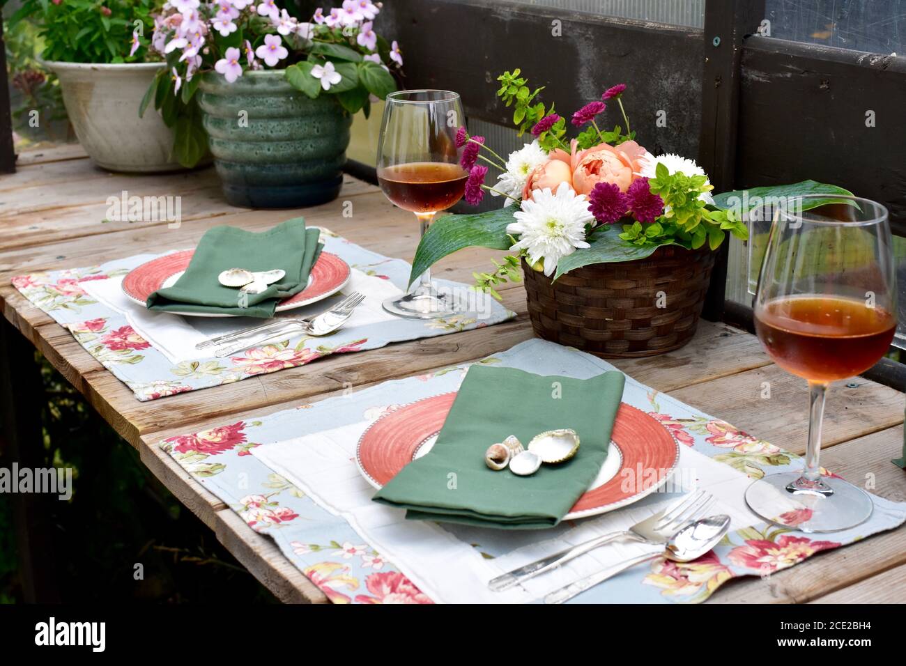 Outdoor cafe dining and landscape hi-res stock photography and images ...