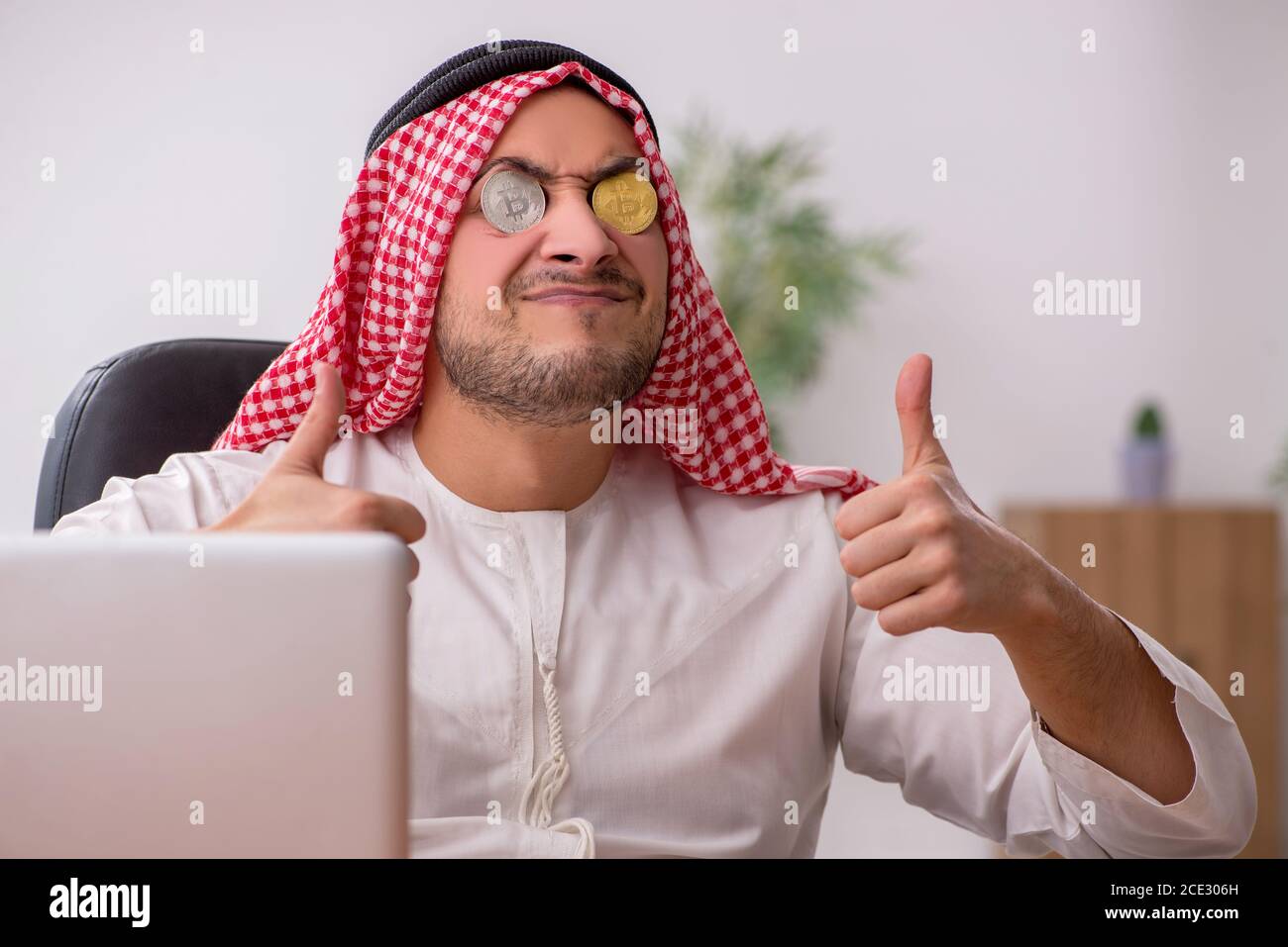 Male arab employee working in the office Stock Photo - Alamy