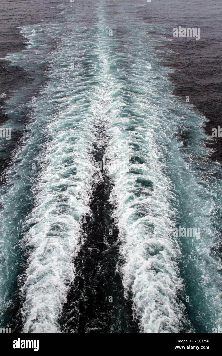 Abstract of a wake water splash hi-res stock photography and images - Alamy