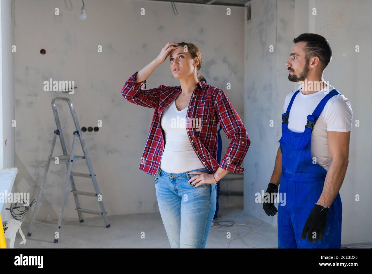 Unhappy client with builder hi-res stock photography and images - Alamy