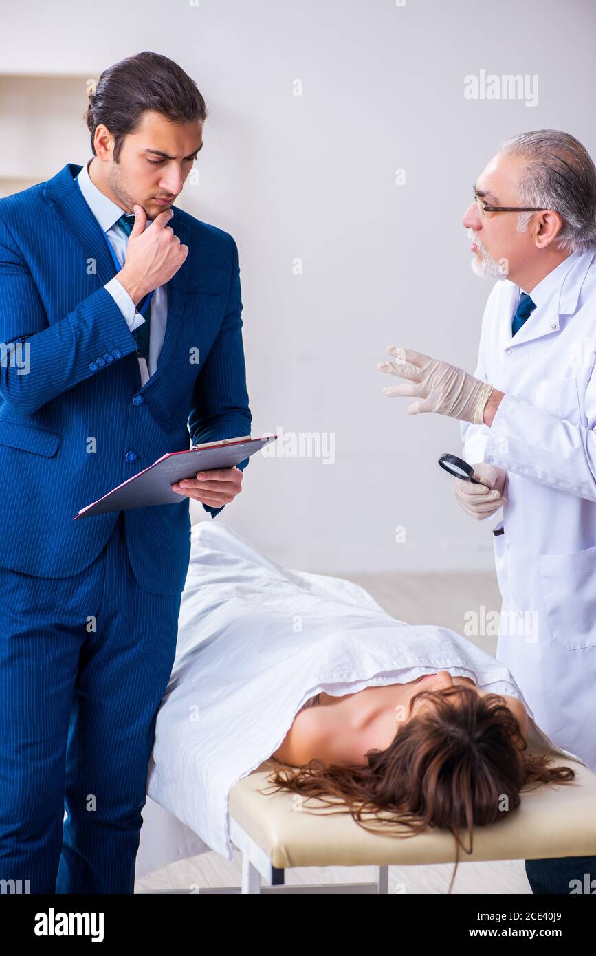 Police coroner examining dead body corpse in the morgue Stock Photo - Alamy