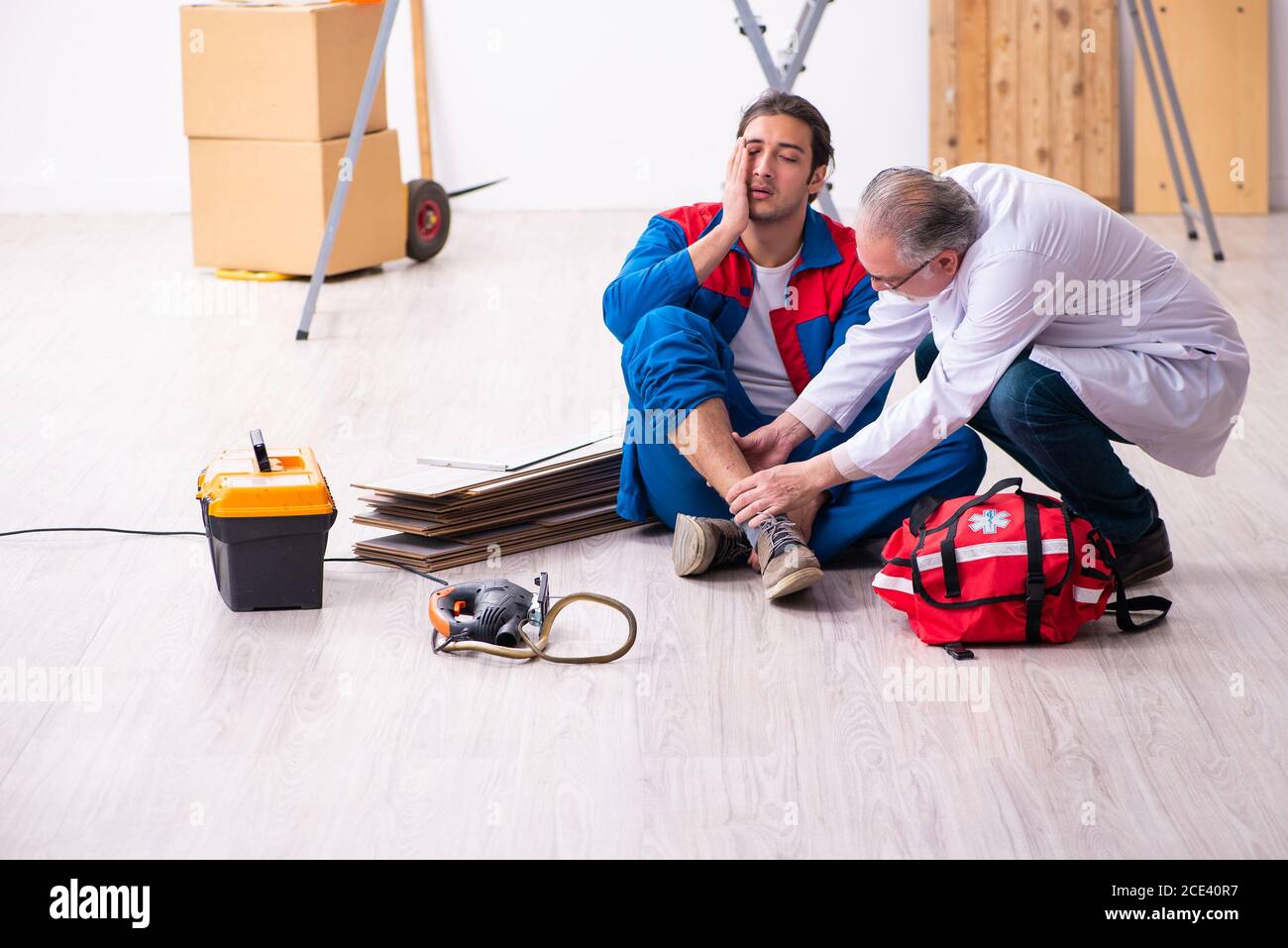 Man bitten snake hi-res stock photography and images - Alamy