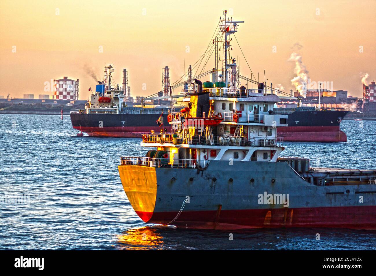 Dynamic ship hi-res stock photography and images - Alamy