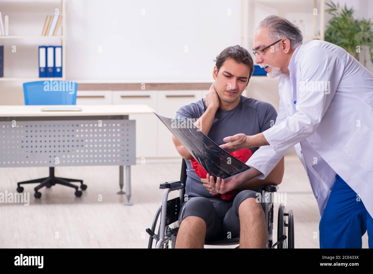 Young injured boxer visiting doctor traumatologist Stock Photo - Alamy