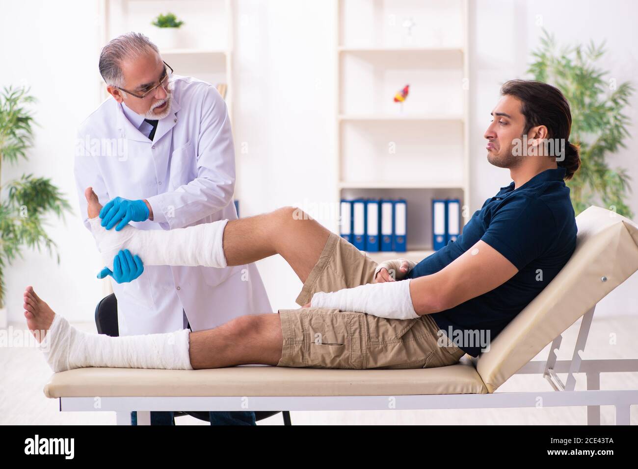 Young injured man visiting doctor traumatologist Stock Photo - Alamy
