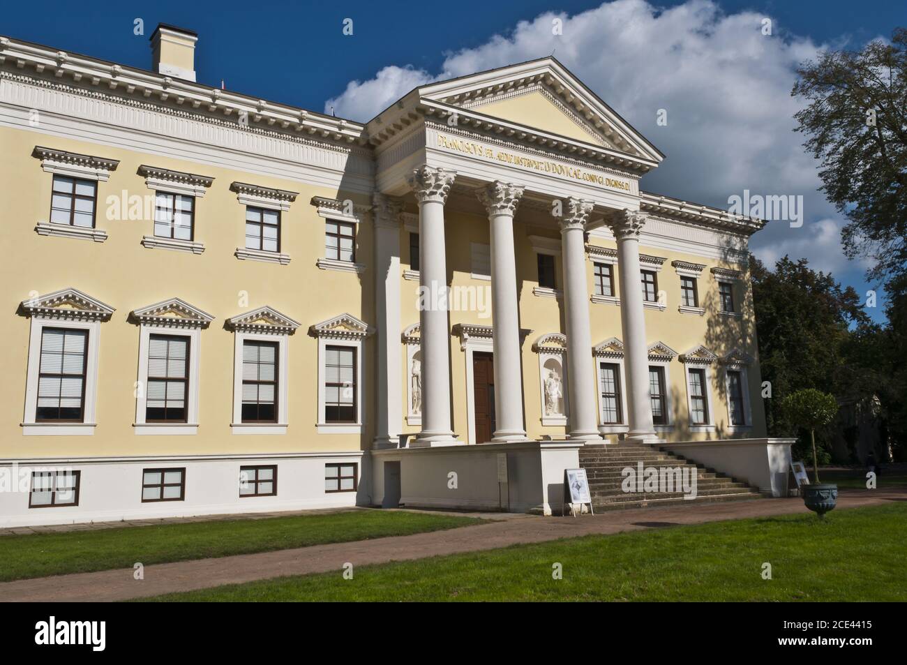 castle Wörlitz - Anhalt Stock Photo - Alamy