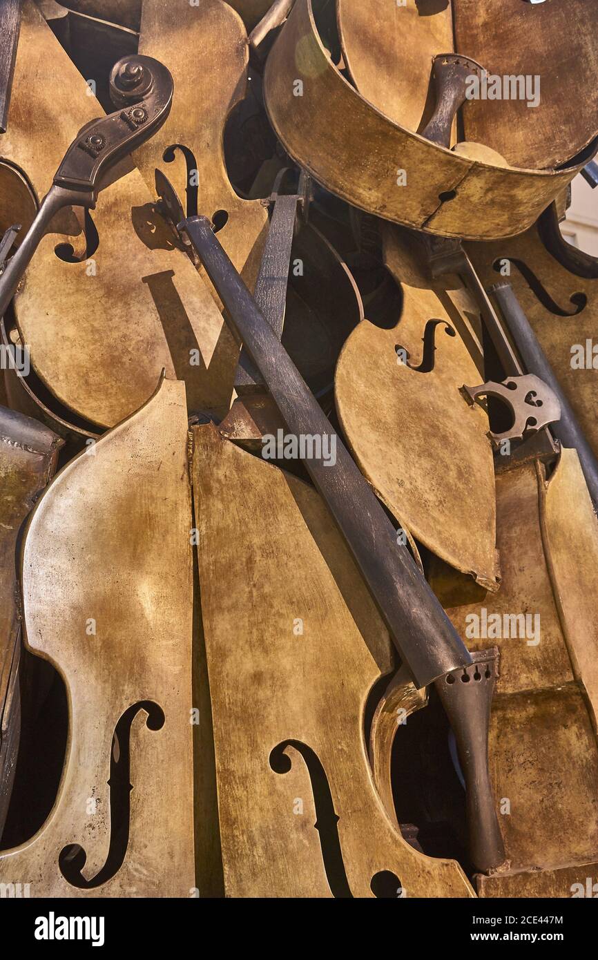 Violins hi-res stock photography and images - Alamy