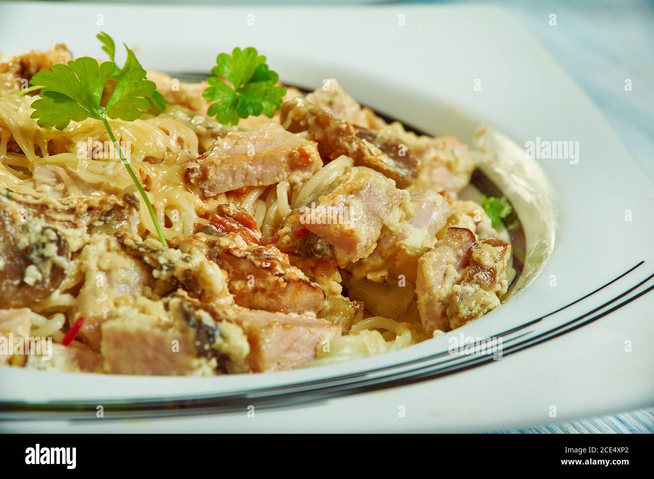 Spaghetti con pesto alla trapanese Stock Photo - Alamy