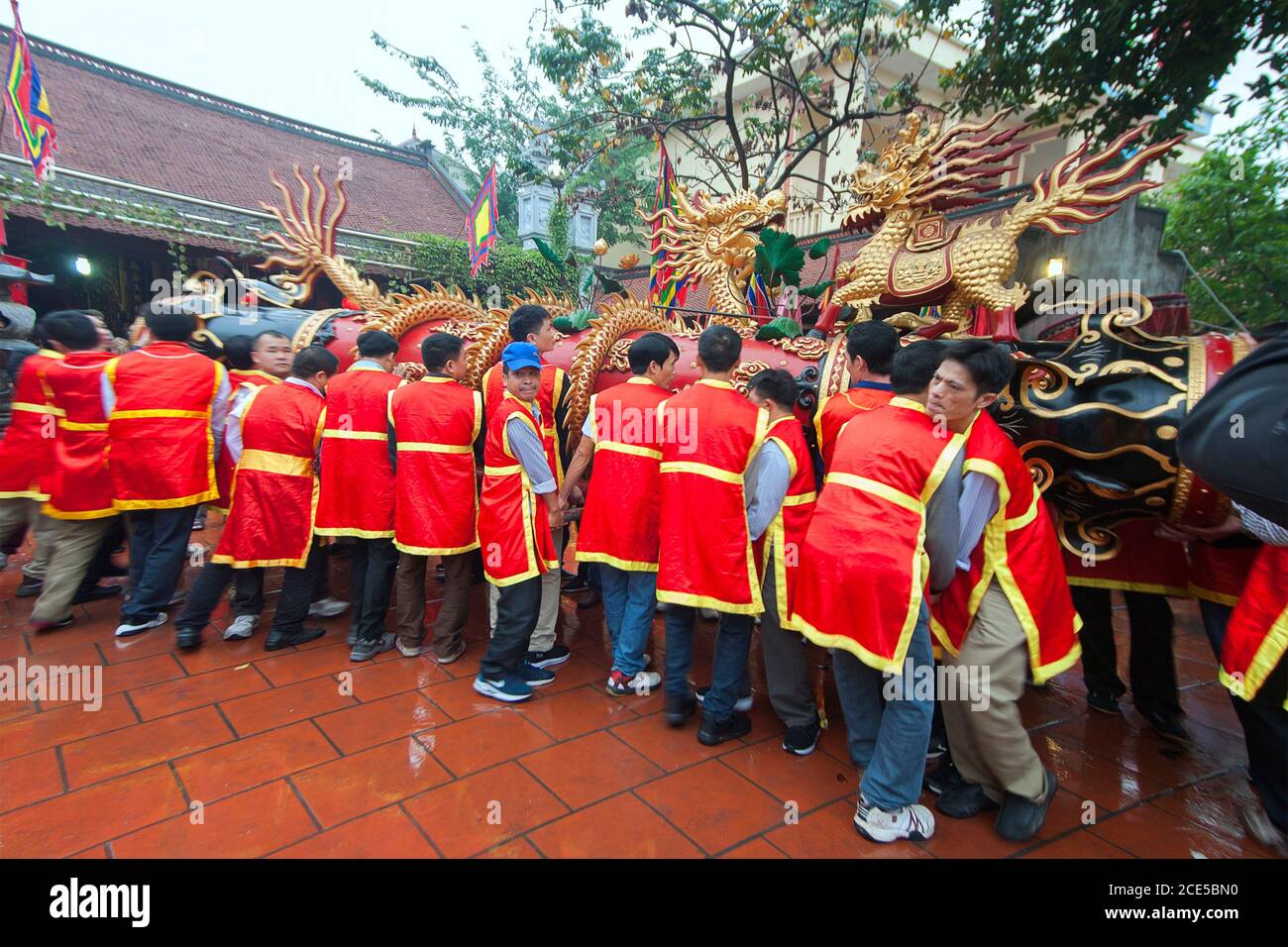 Villagers in Dong Ky, Bac Ninh, The traditional firecracker festival in ...
