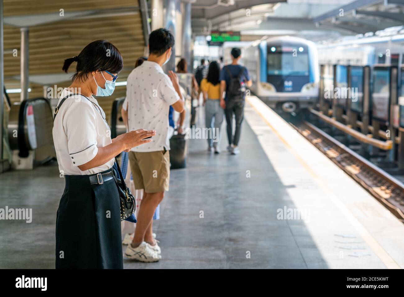 Woman mask metro hi-res stock photography and images - Alamy