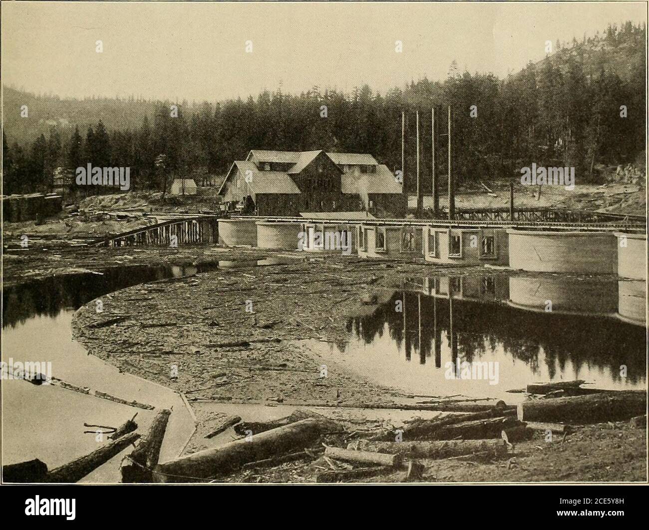 Curved dams hi-res stock photography and images - Alamy