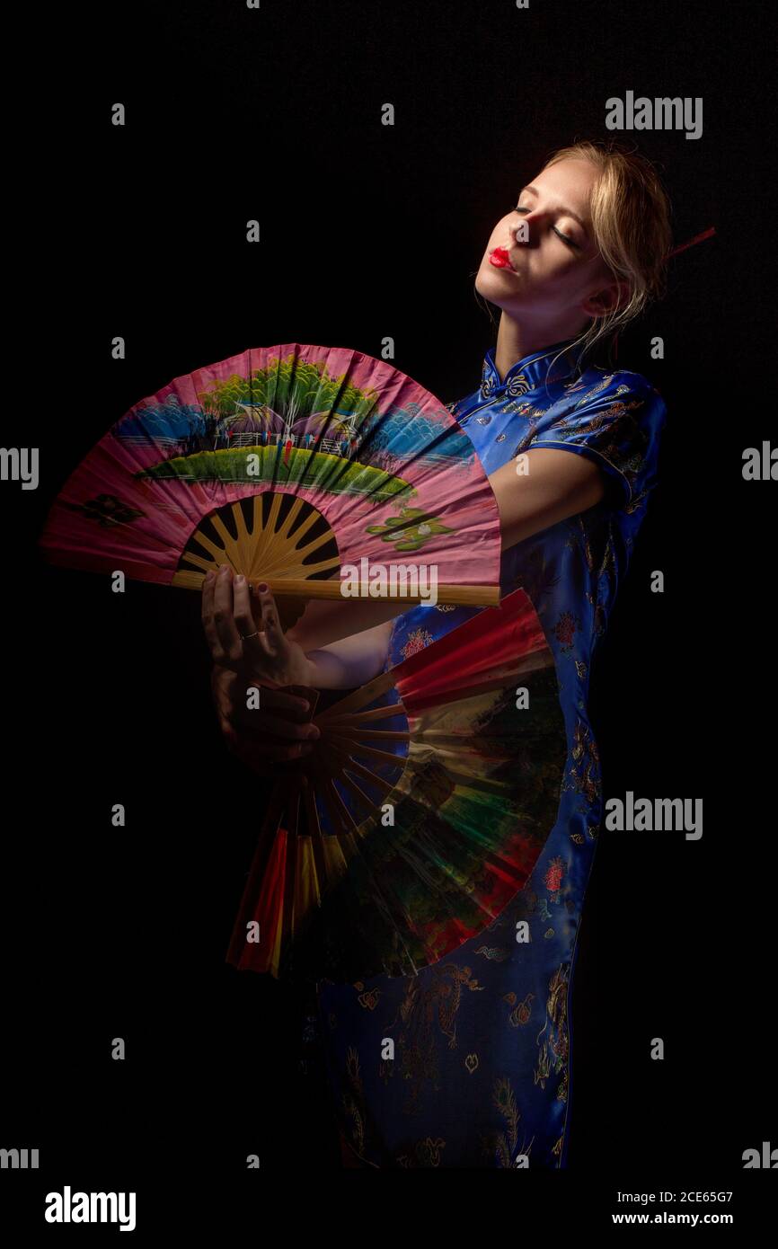 Chinese girl dancing hi-res stock photography and images - Alamy