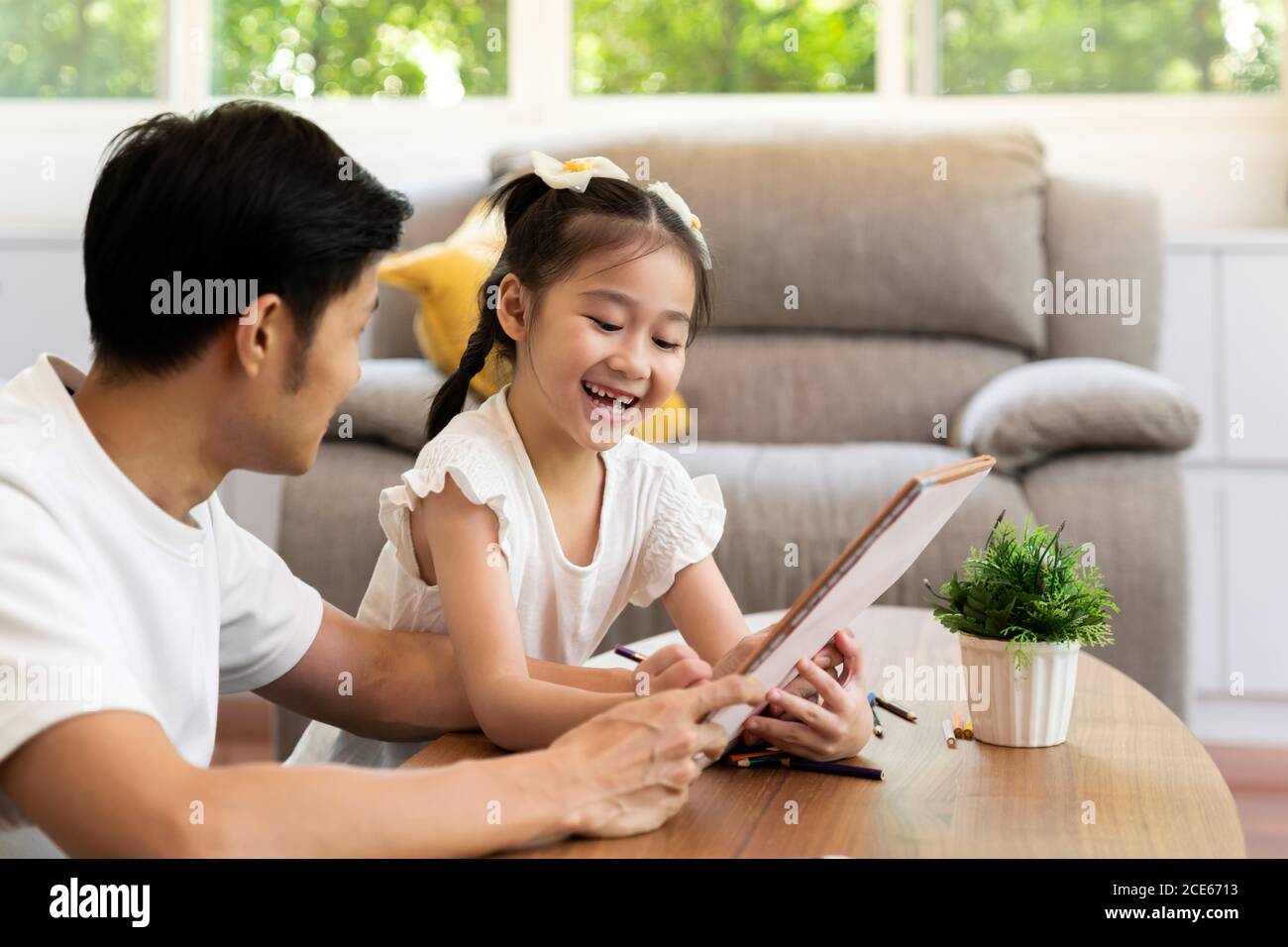 Dad reading story with daughter Stock Photo - Alamy