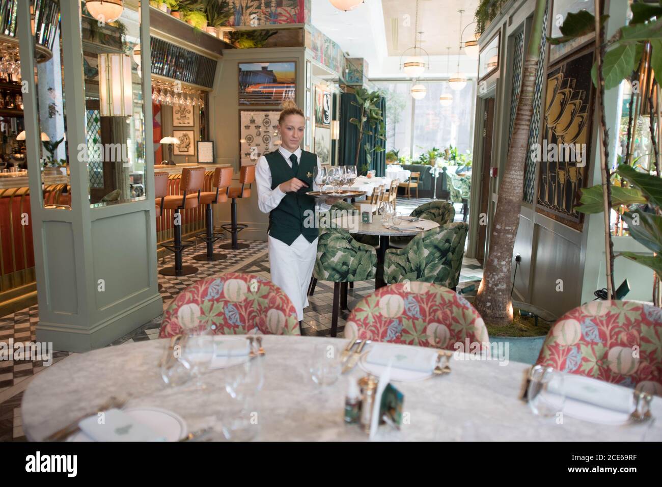 Staff at the ivy victoria in london hi-res stock photography and images ...