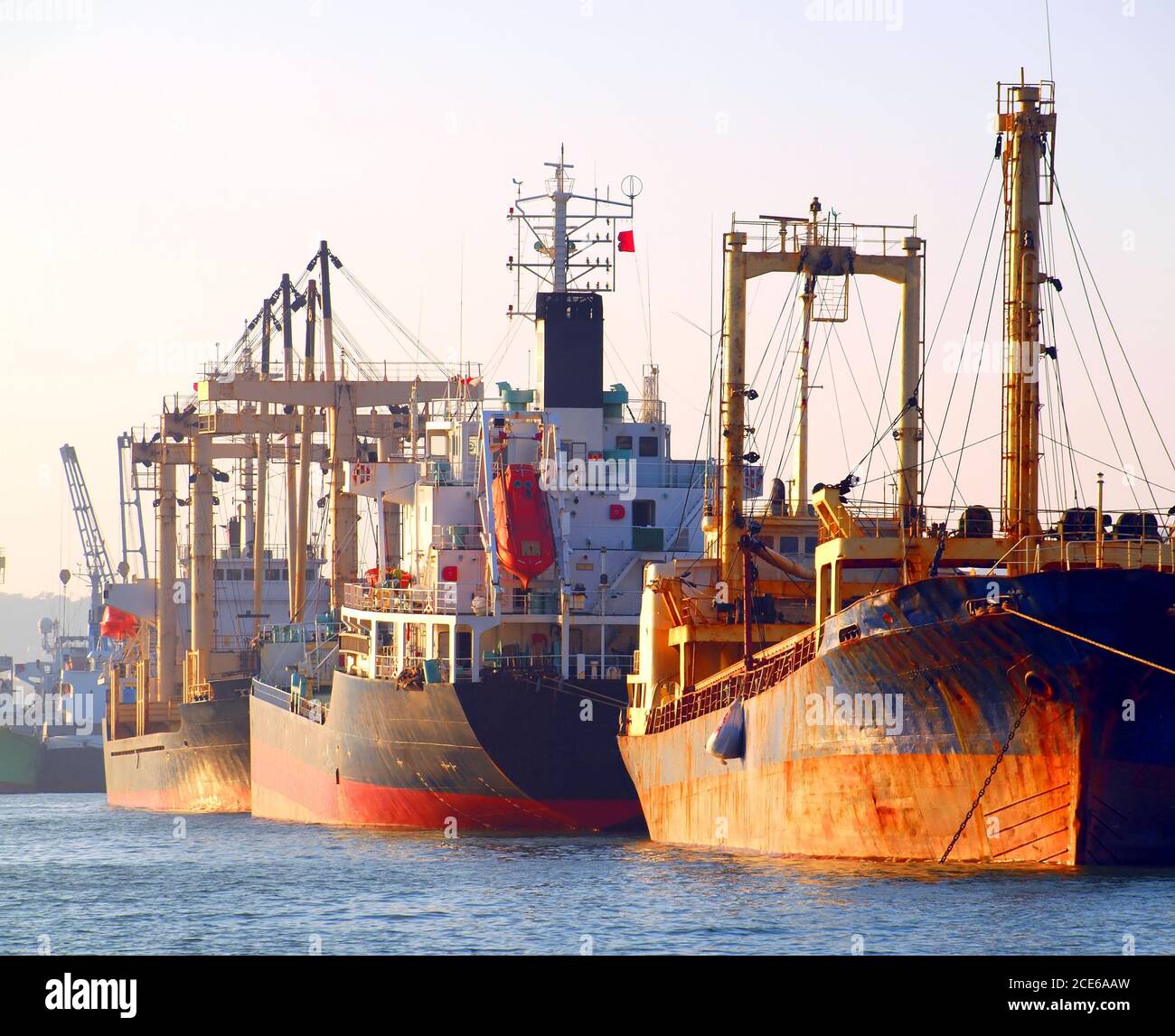 Cargo ships hi-res stock photography and images - Alamy