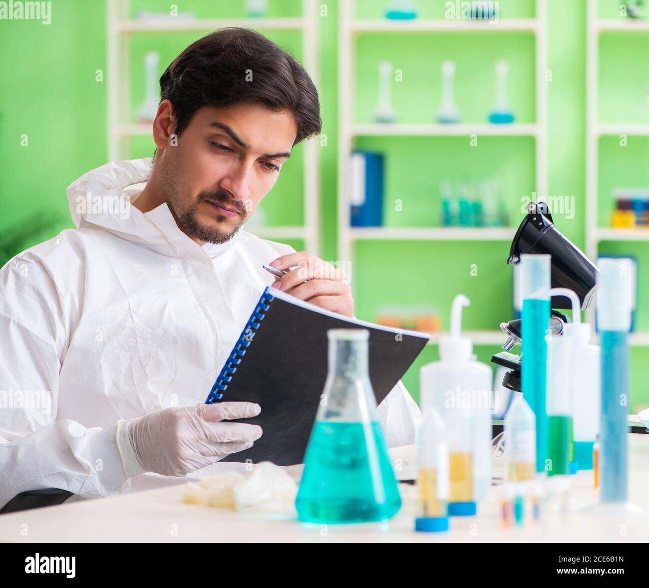 The chemist working in the lab on new experiment Stock Photo - Alamy