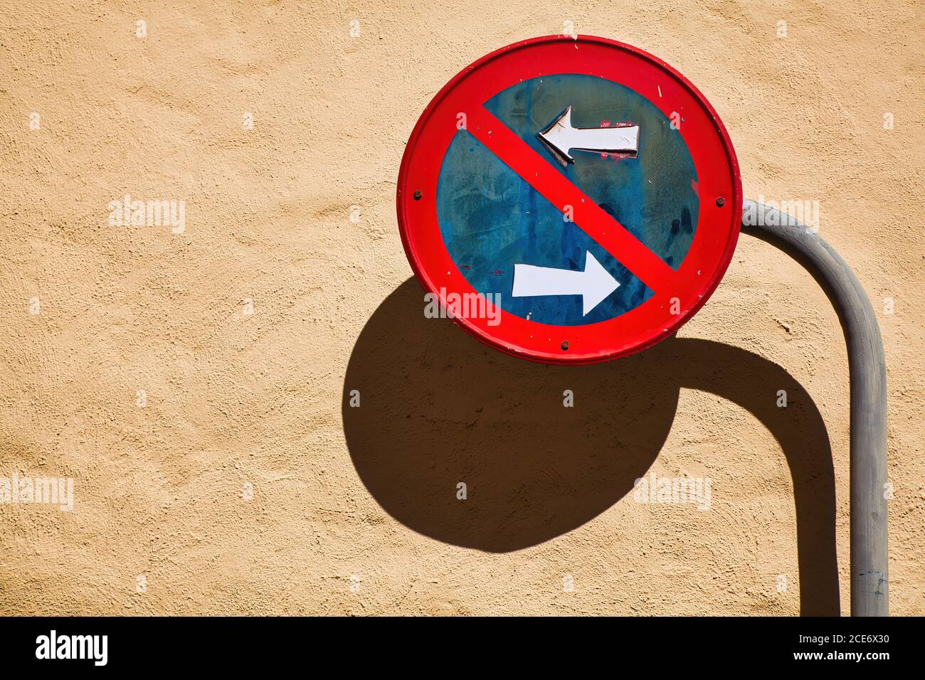 Sign Absolute no stopping in front of a yellow house wall Stock Photo ...