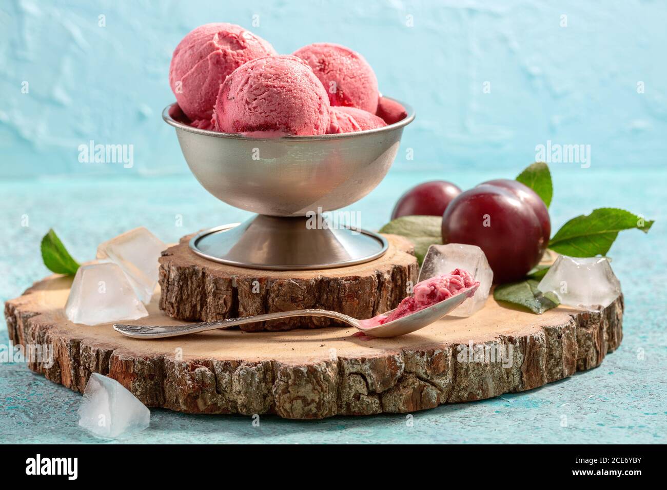 Red ice cream hi-res stock photography and images - Alamy
