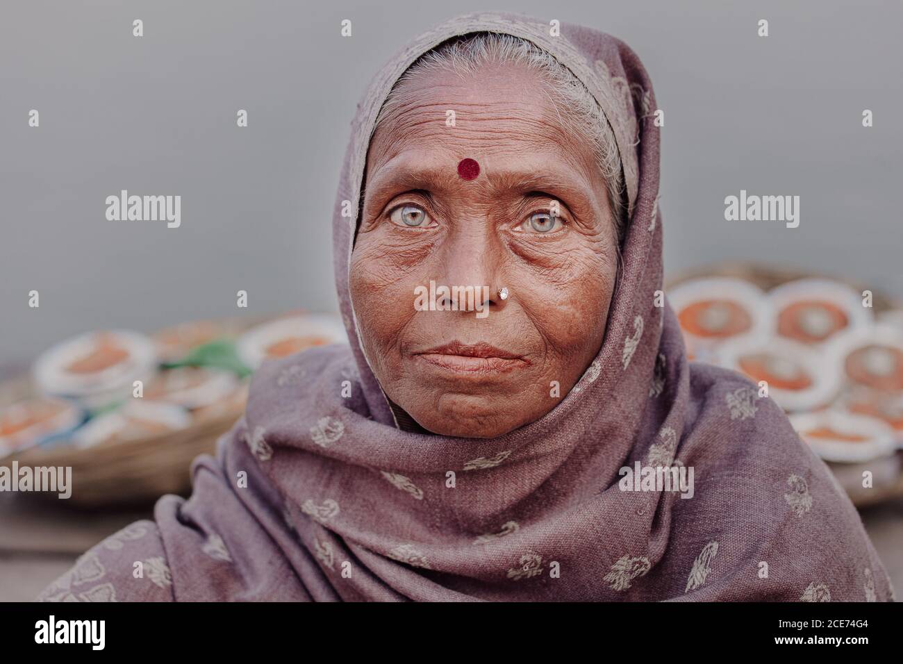 Lady wearing bindi hi-res stock photography and images - Alamy