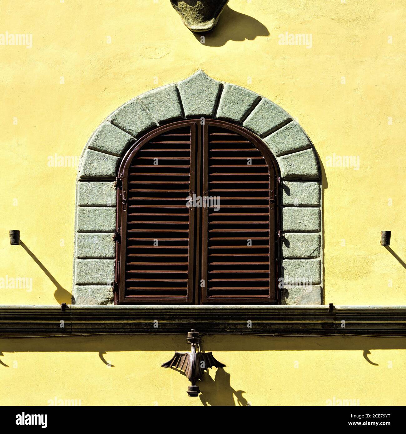 Shuttered facade hi-res stock photography and images - Alamy