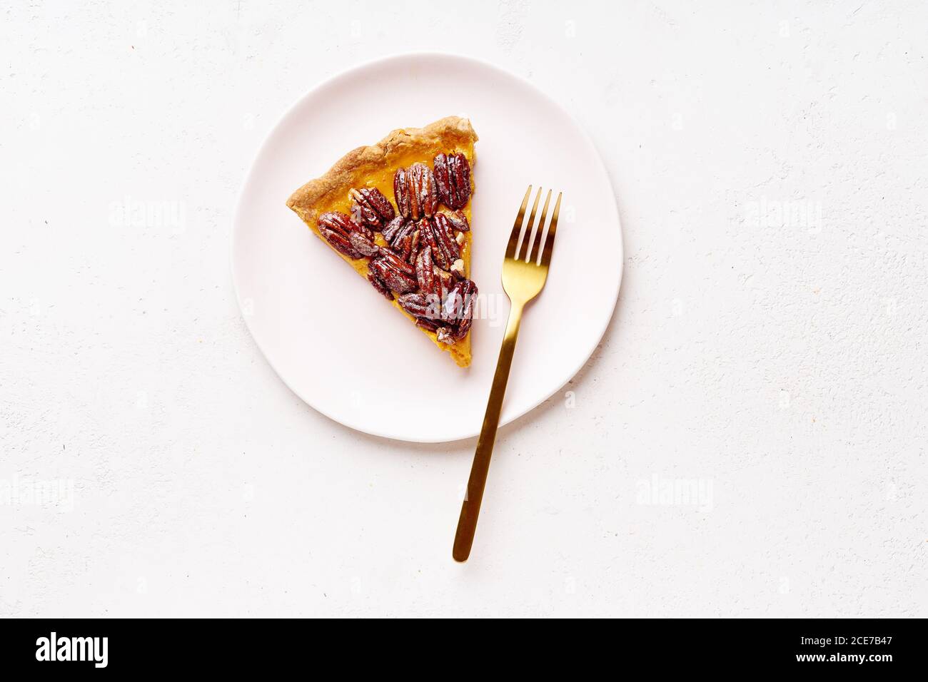 Overhead image of pecan pumpkin pie slice Stock Photo - Alamy