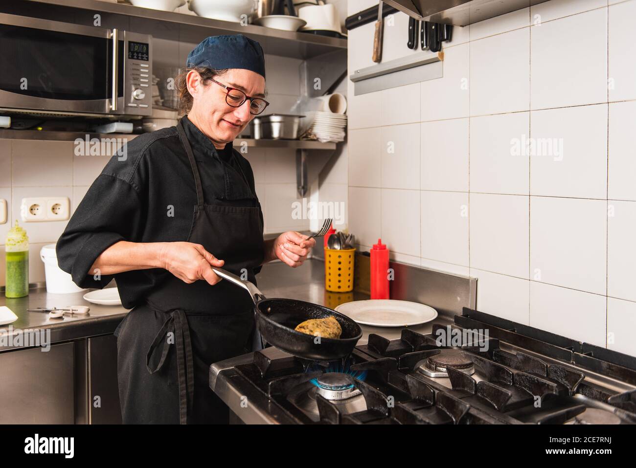 Frying pan in female hi-res stock photography and images - Alamy