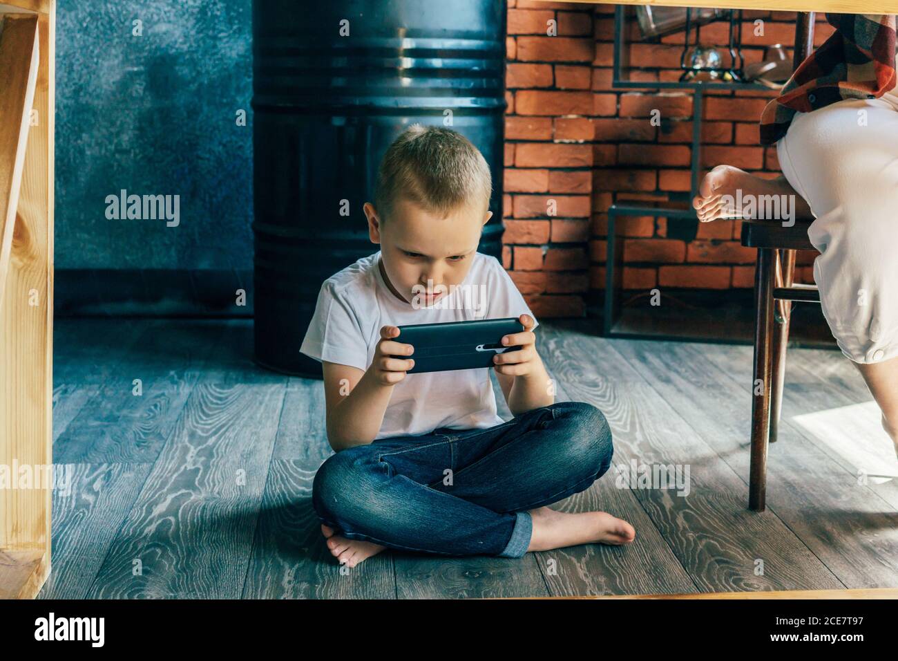 Barefoot legs crossed hi-res stock photography and images - Alamy