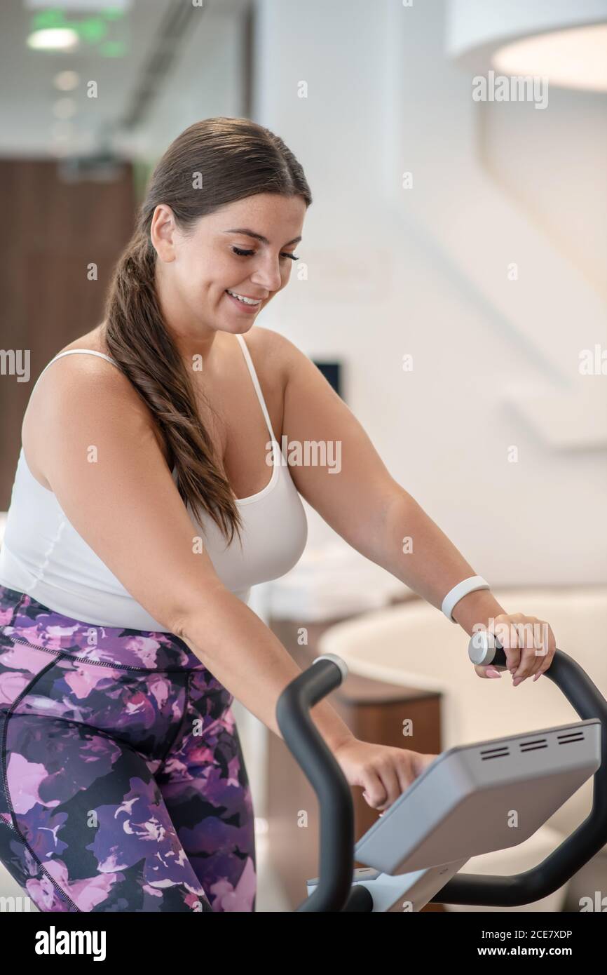 Plus-sized woman doing cardio exercises in a gym Stock Photo - Alamy