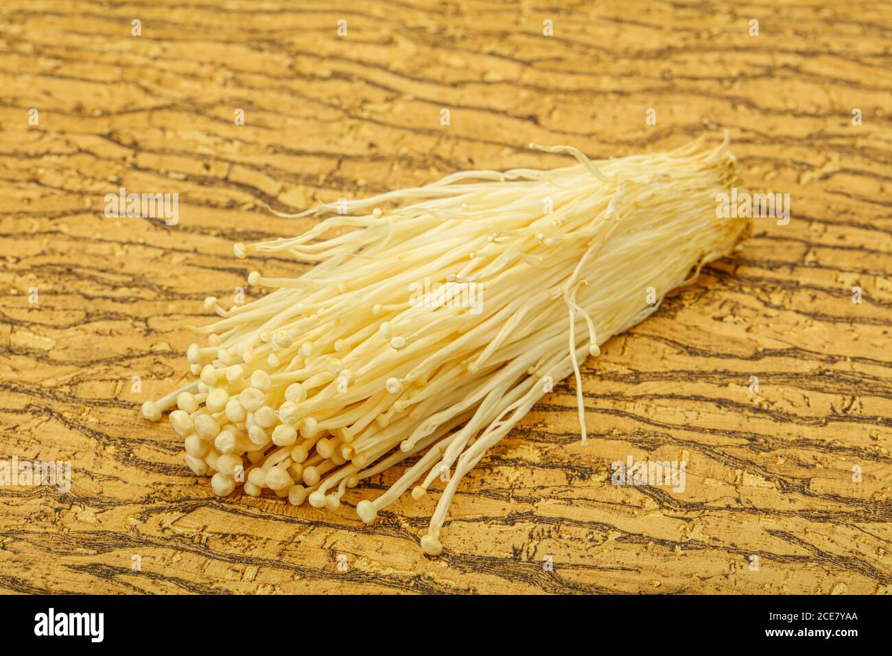 Superfood - Raw Enoki mushrooms Asian cuisine Stock Photo - Alamy