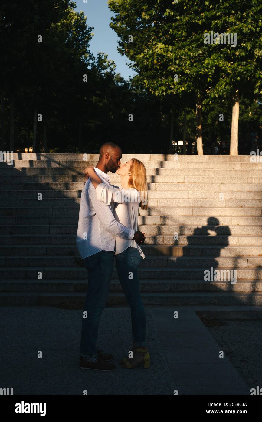 Couple full body kissing hi-res stock photography and images - Alamy