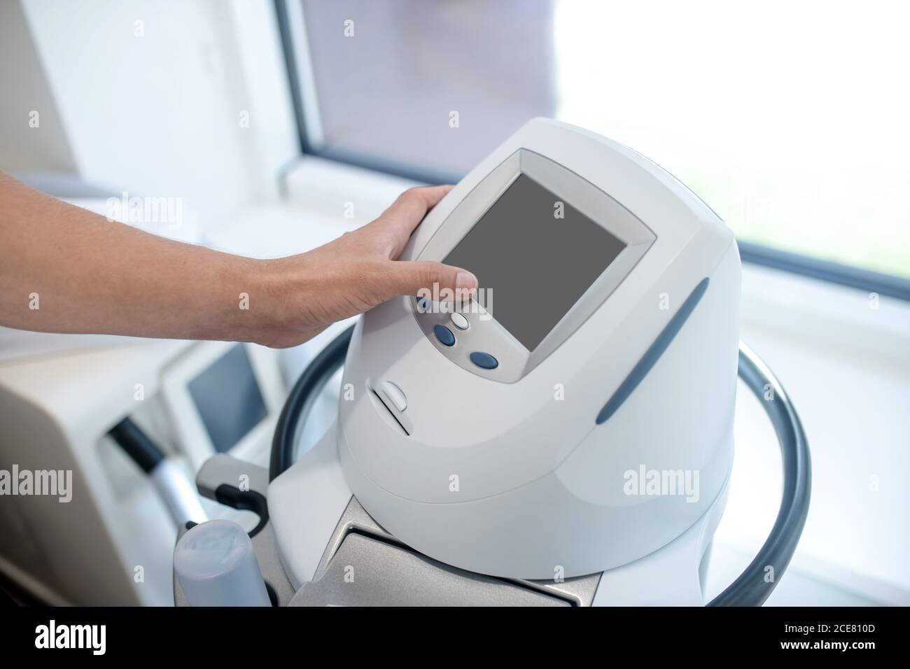 Doctor using ultrasound machine hi-res stock photography and images - Alamy