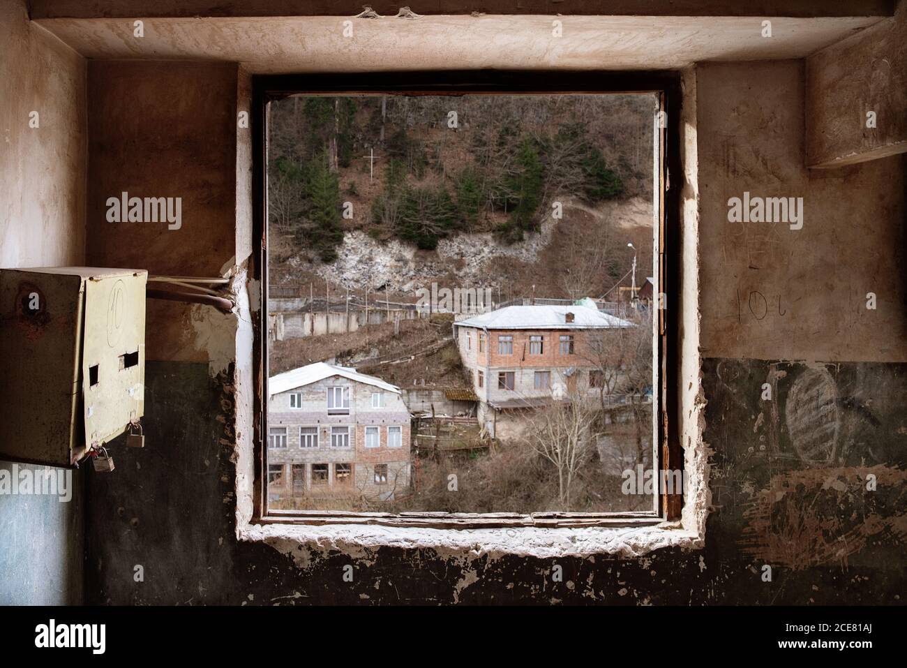 Cottage window view out hi-res stock photography and images - Alamy