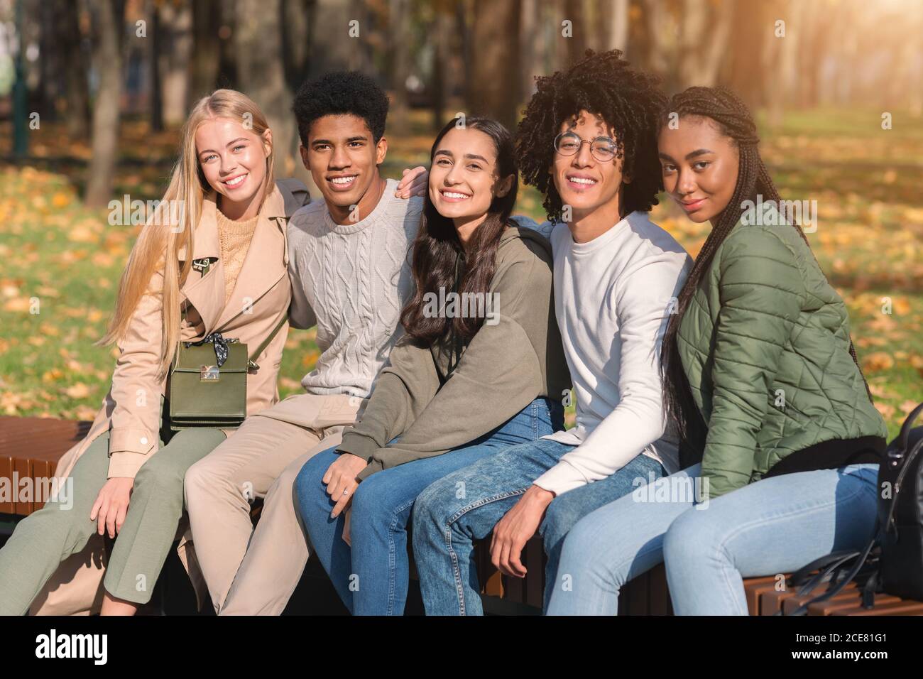 Group of women sitting bench hi-res stock photography and images - Alamy