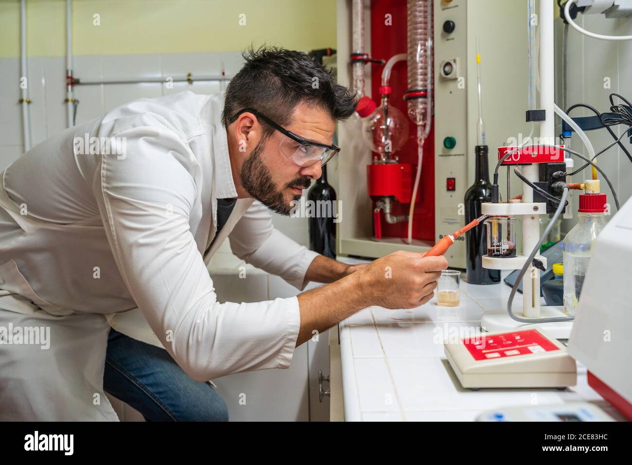 Chemist uniform hi-res stock photography and images - Alamy