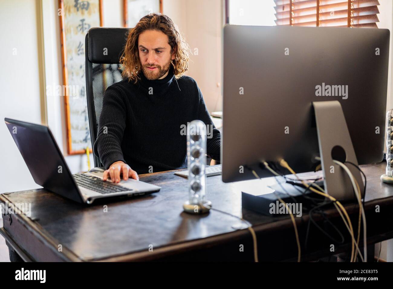 Working at desktop computer hi-res stock photography and images - Alamy