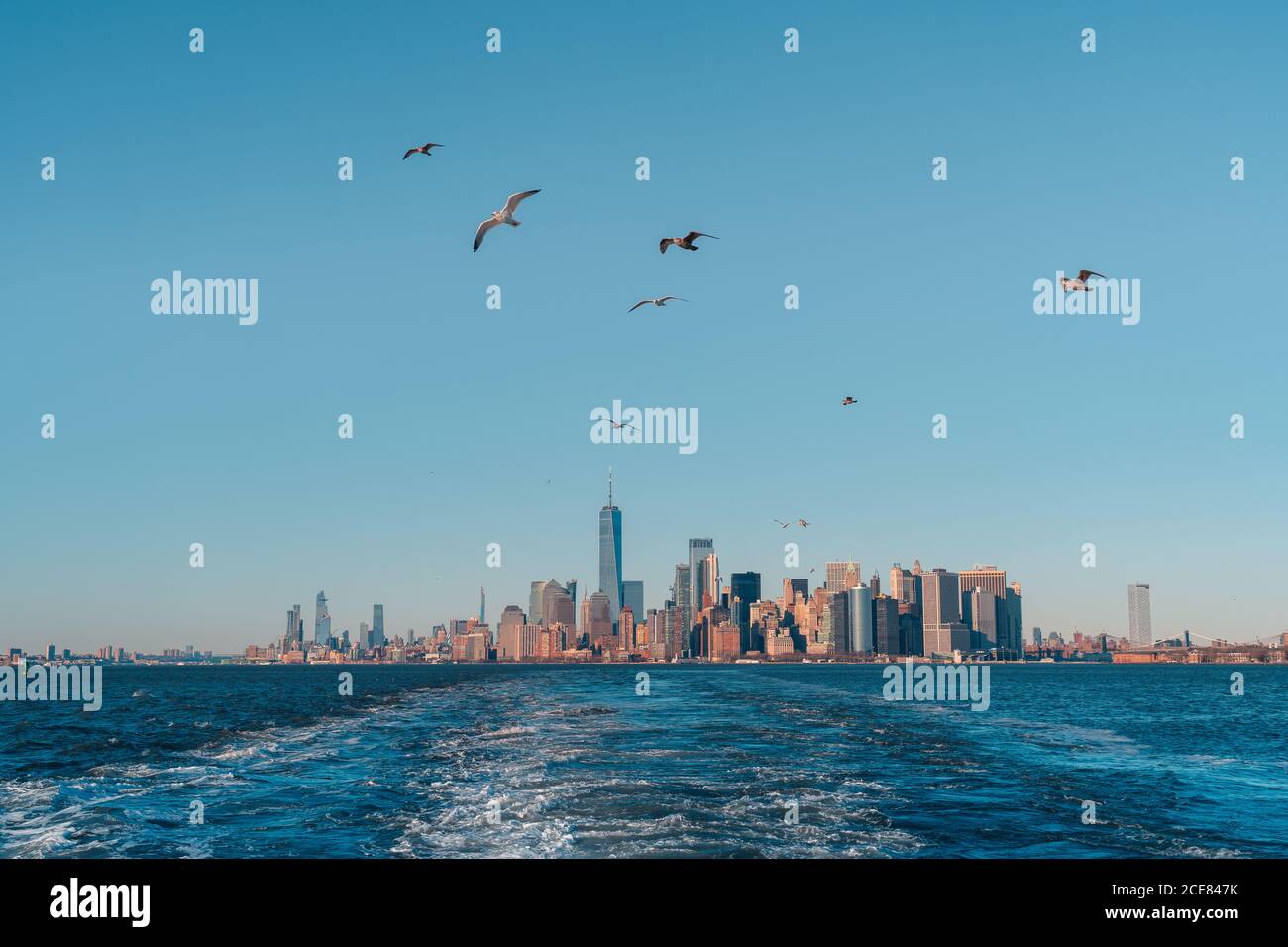 Floating in water boat of manhattan hi-res stock photography and images ...