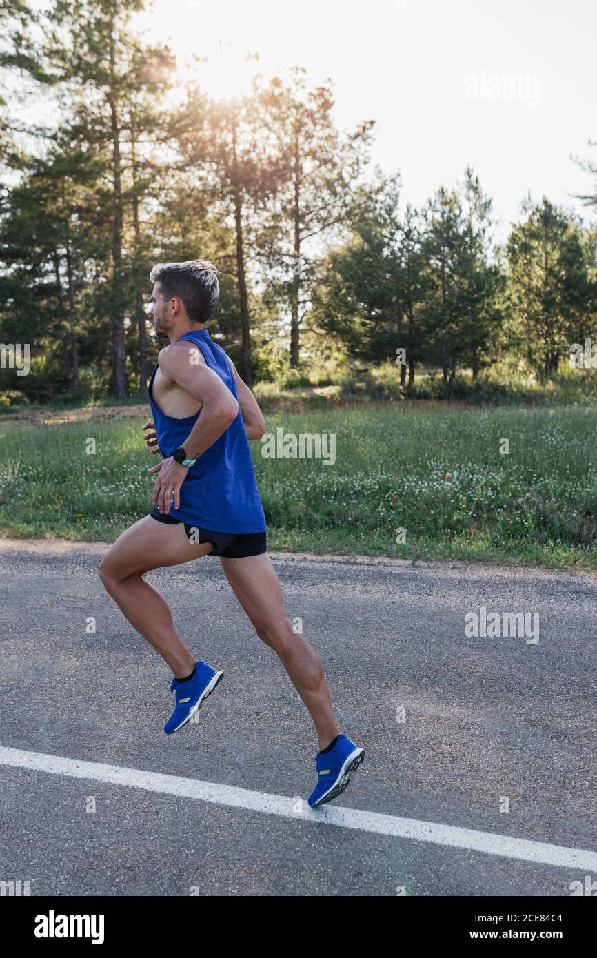 Man side running full body hi-res stock photography and images - Alamy