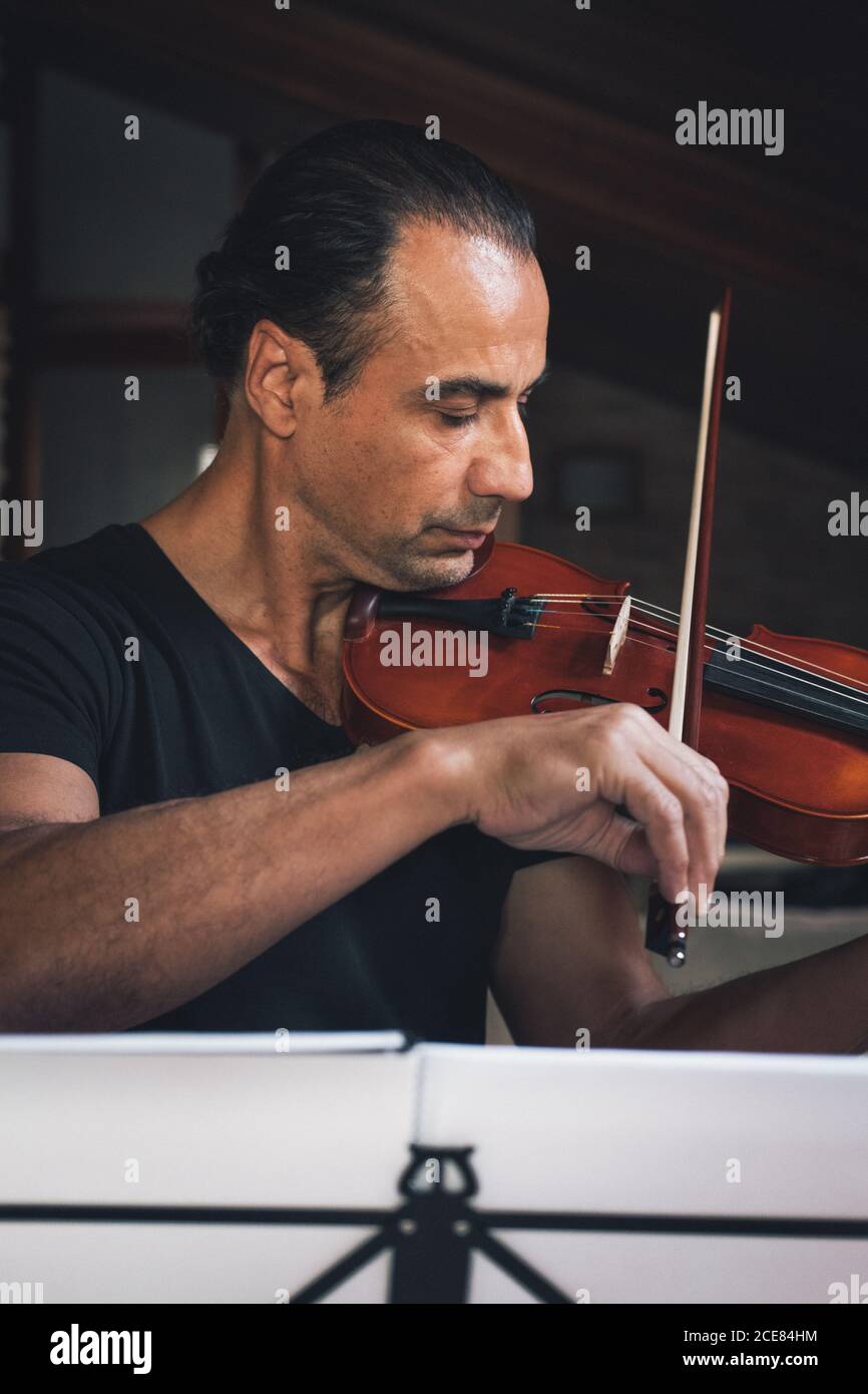 Male violinist hi-res stock photography and images - Alamy