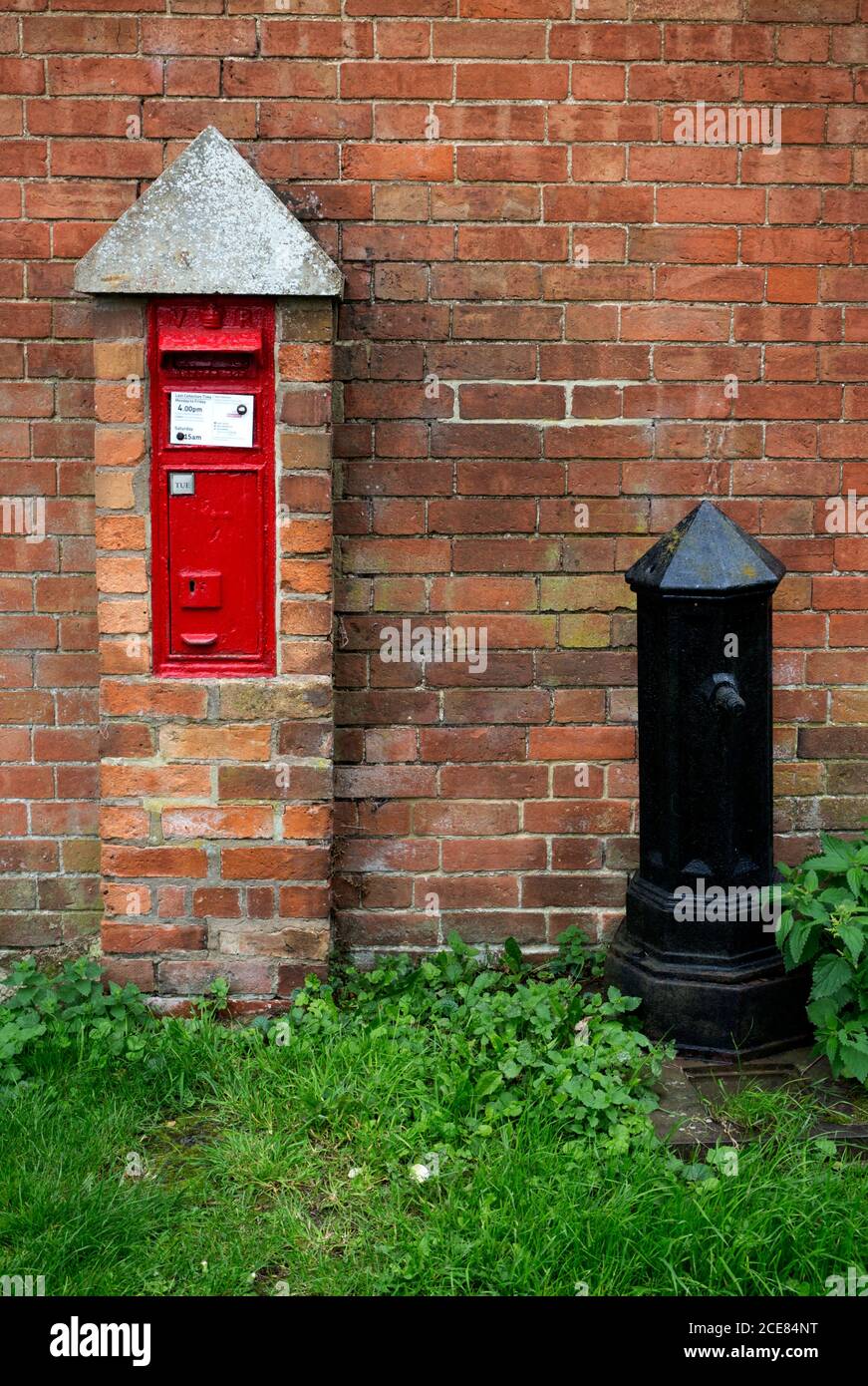 Queen Victoria post box and village pump, Idlicote, Warwickshire ...
